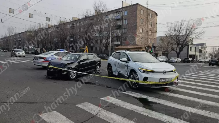 Ավտովթար՝ Երևանում. Նոր Արեշ 26 փողոցում բախվել են «Volkwagen ID4»-ն ու ...